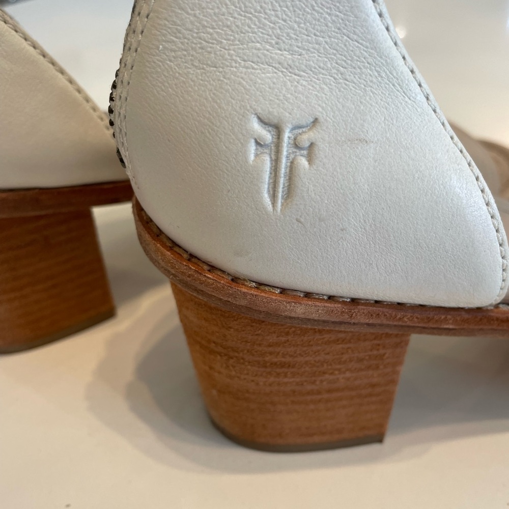 Fryes Brielle White And Tan Back Zip Open Toe Sandles - Gem